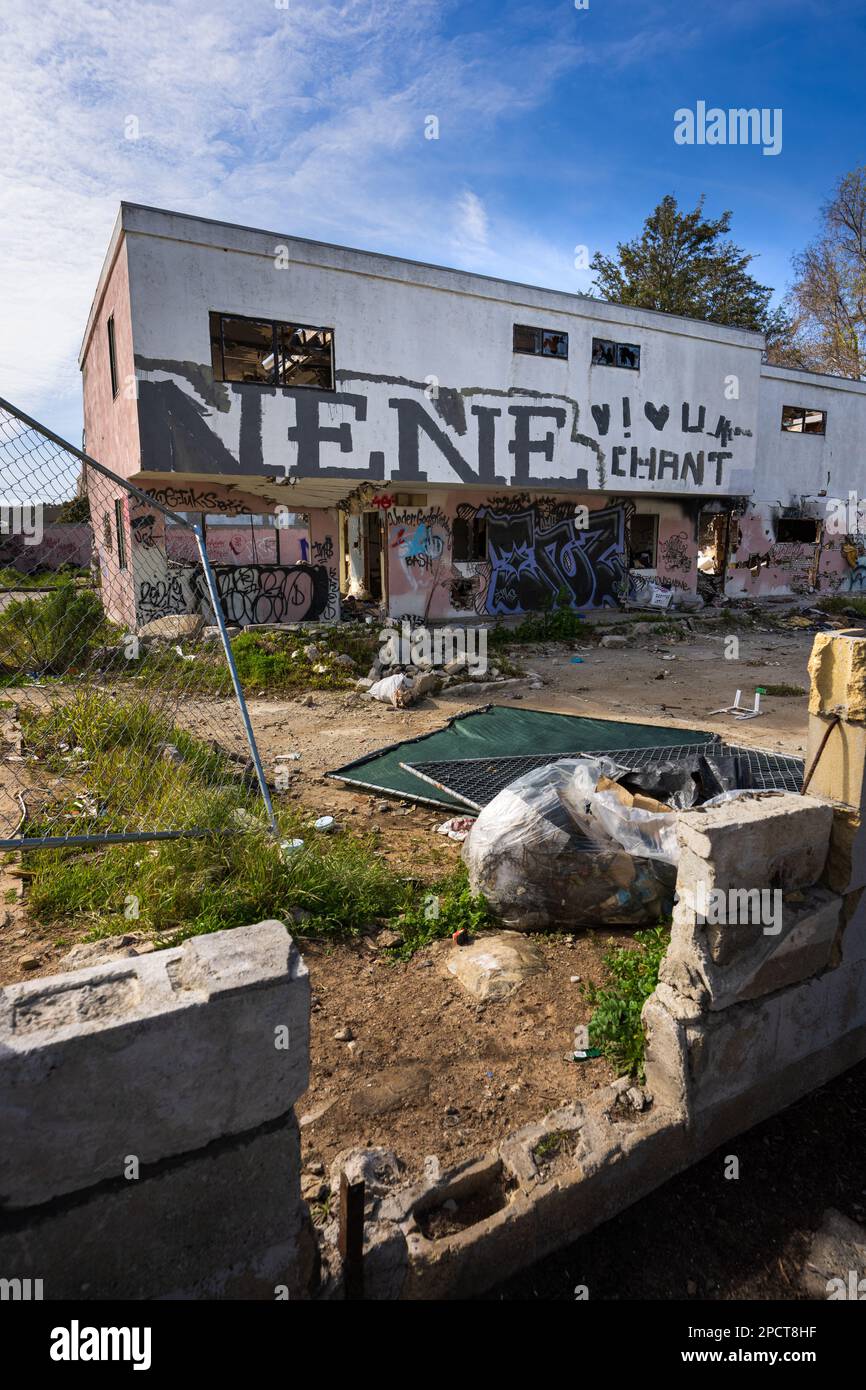 Abandoned and decaying urban building Stock Photo - Alamy