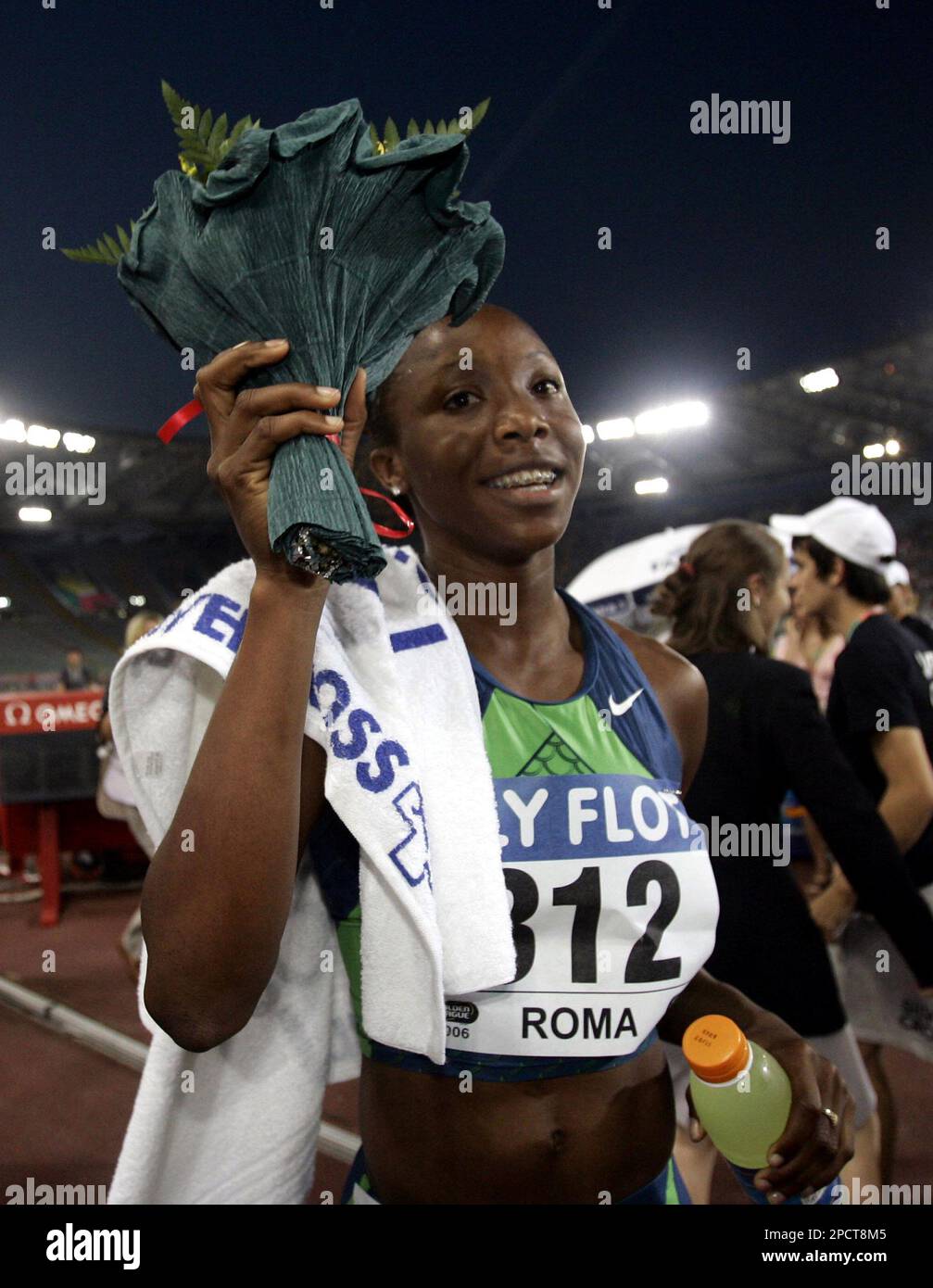 Jamaica's Sherone Simpson celebrates afer winning the women's 100 ...