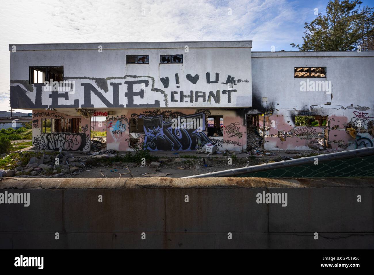 Abandoned and decaying urban building Stock Photo - Alamy