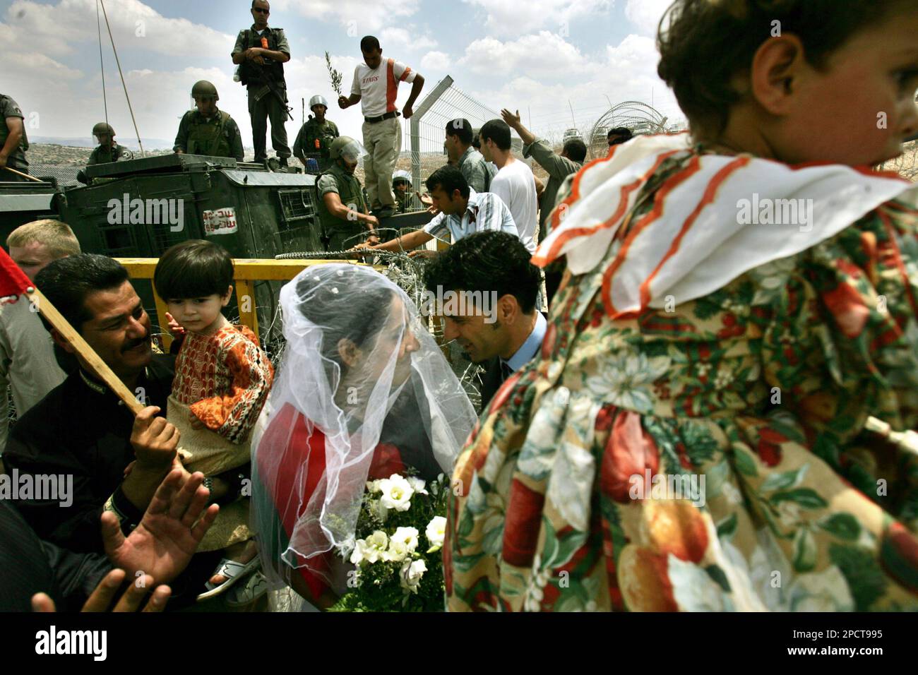 Palestinian Mansoor Mansoor, 29, and his wife, American of Palestinian ...