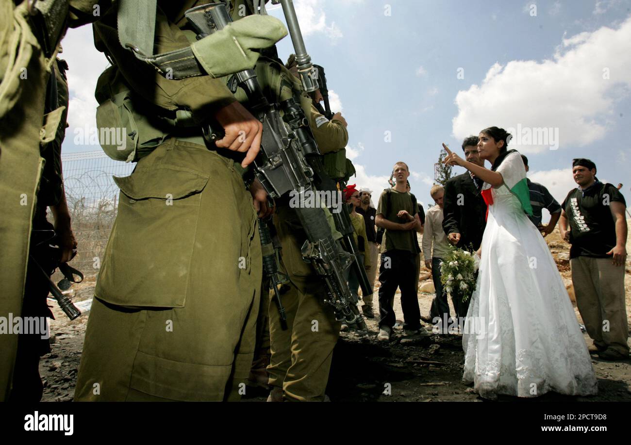 Palestinian Mansoor Mansoor, 29, and his wife, an American of ...