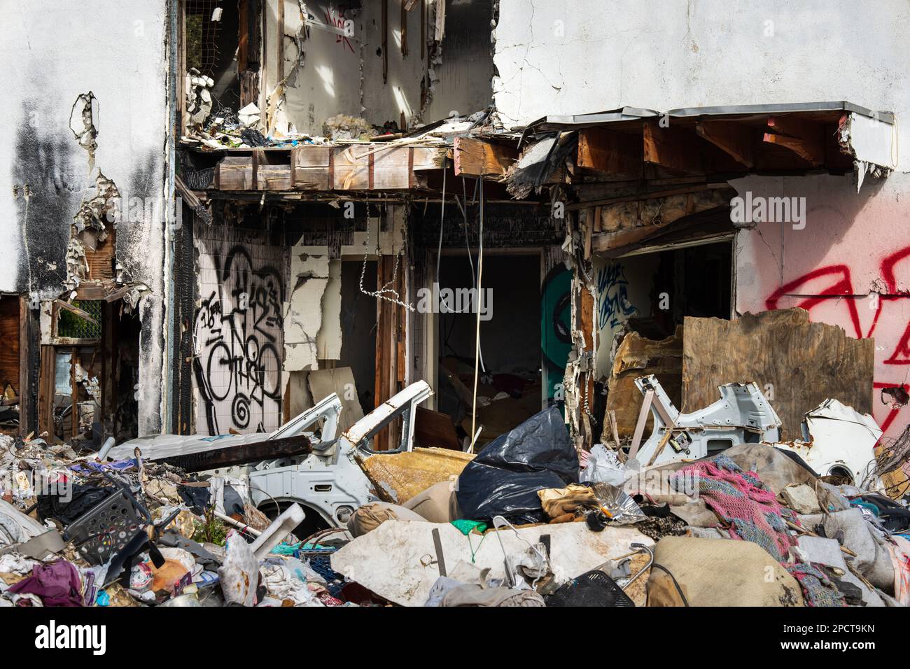 Abandoned and decaying urban building Stock Photo - Alamy