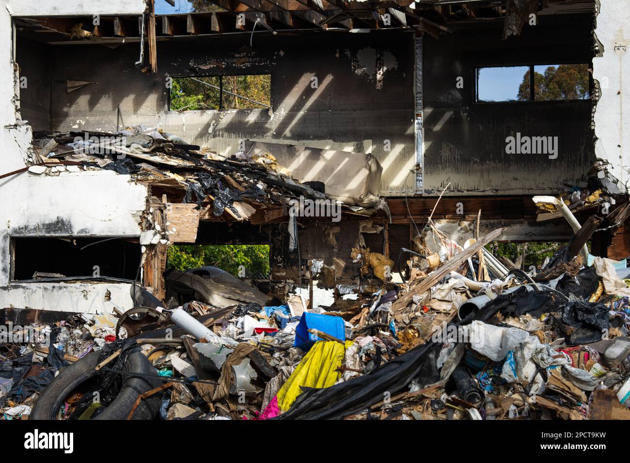 Abandoned and decaying urban building Stock Photo - Alamy