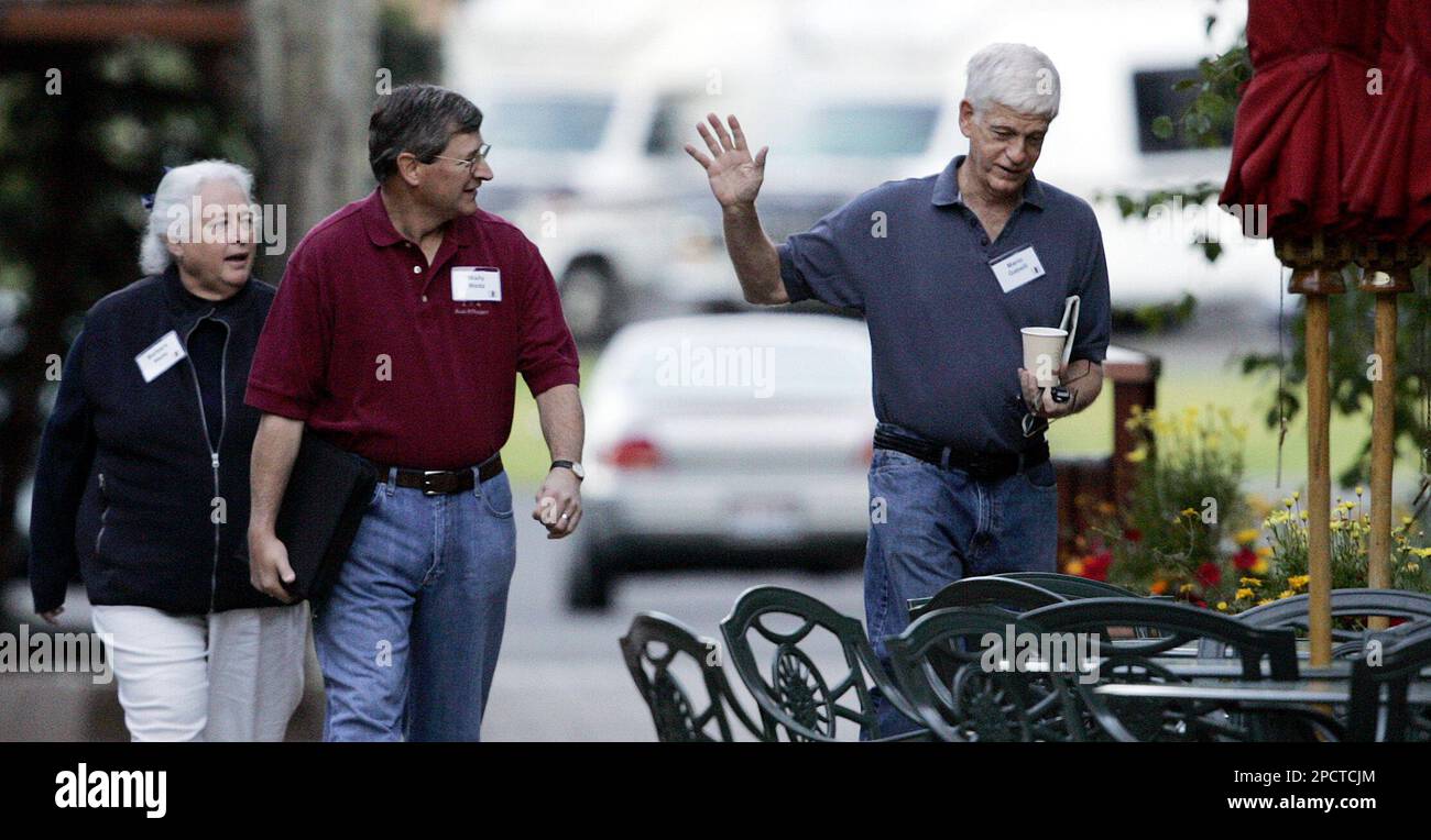 Mario Gabelli, right, waves to Barbara and Wally Weitz as Gabelli heads ...