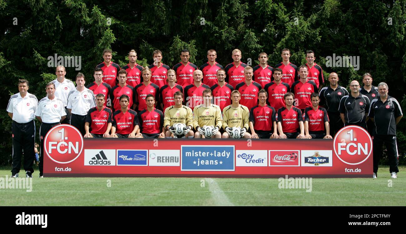 Der Lizenzkader des Fussball-Bundesligisten 1. FC Nuernberg posiert am ...