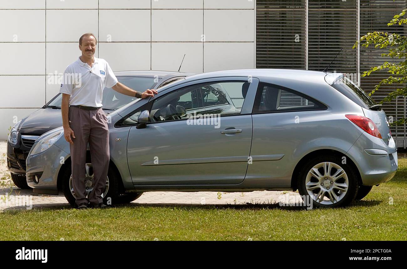 Der Geschaeftsfuehrer des Eisenacher Opelwerkes, Leo Wiels, steht am ...