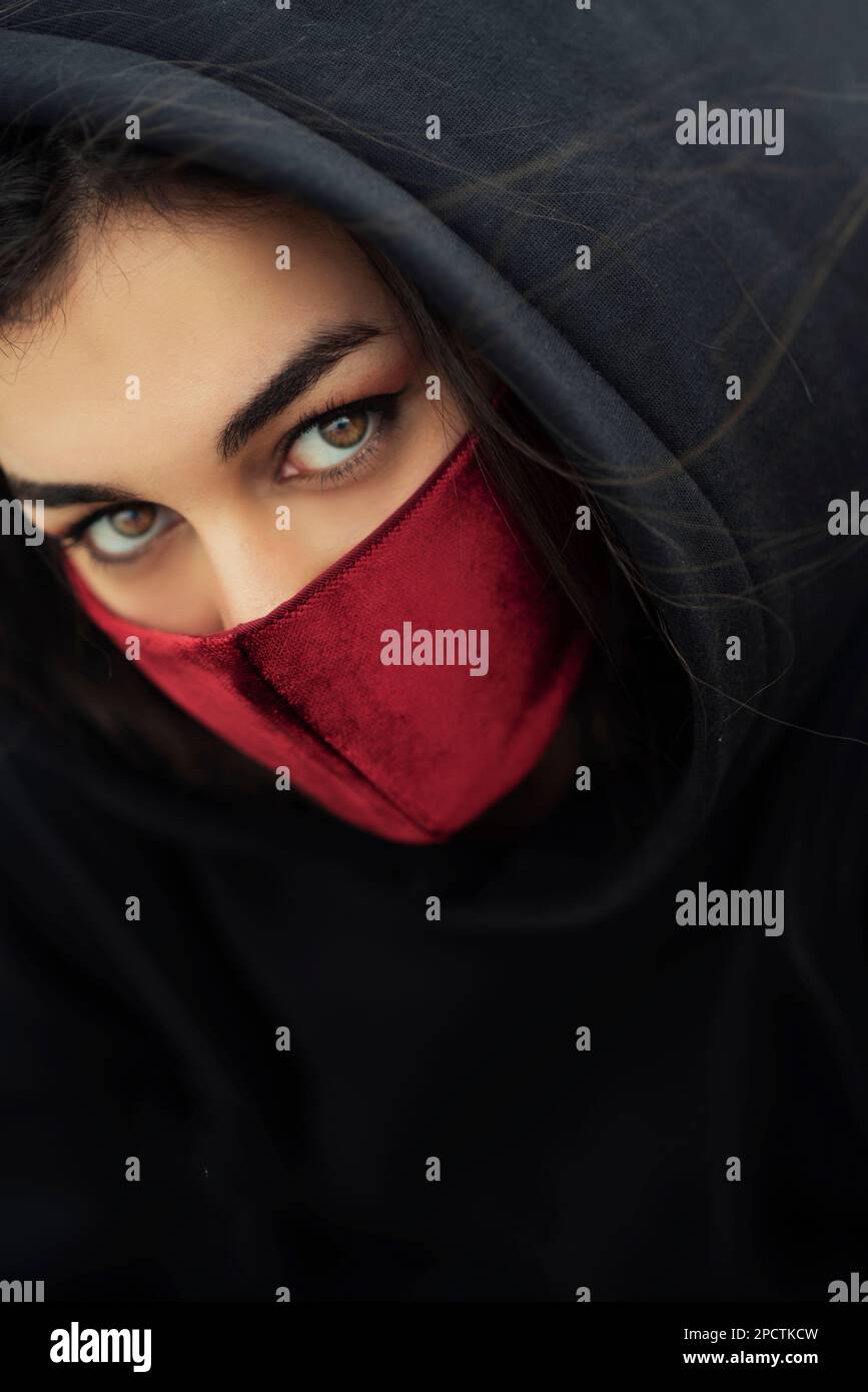 Arabic women with mask hi-res stock photography and images - Alamy