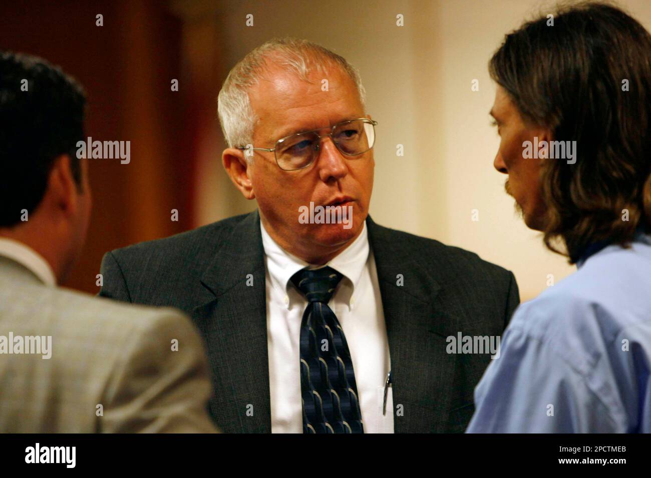 Prosecutor Ric Ridgeway, center, talks to Mark Lunsford, the father of ...