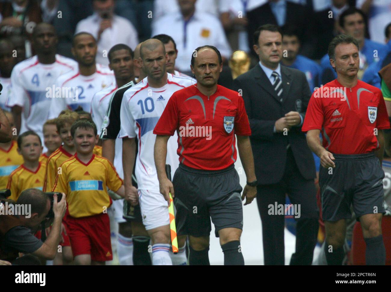 Argentina's sidelines Dario Garcia, left, and Rodolfo Otero lead French ...