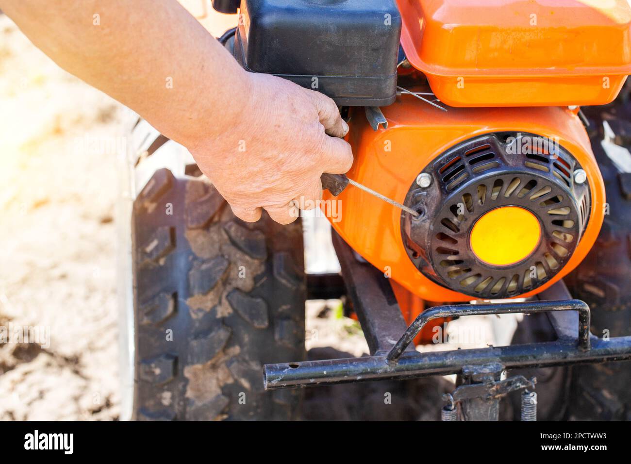 Manual start of the walk-behind tractor starter at the first start ...