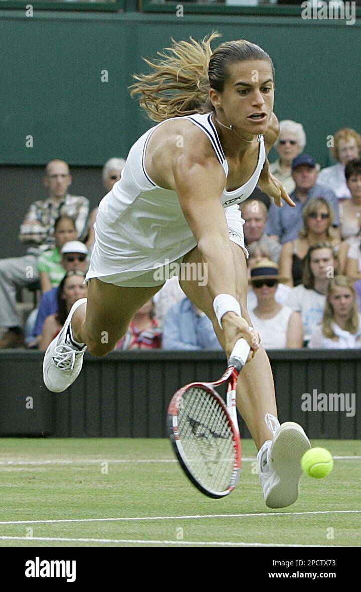 France's Amelie Mauresmo returns to Belgium's Justine Henin-Hardenne ...