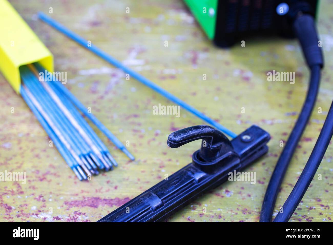 Manual welding machine and a set of electrodes for seam contact welding ...