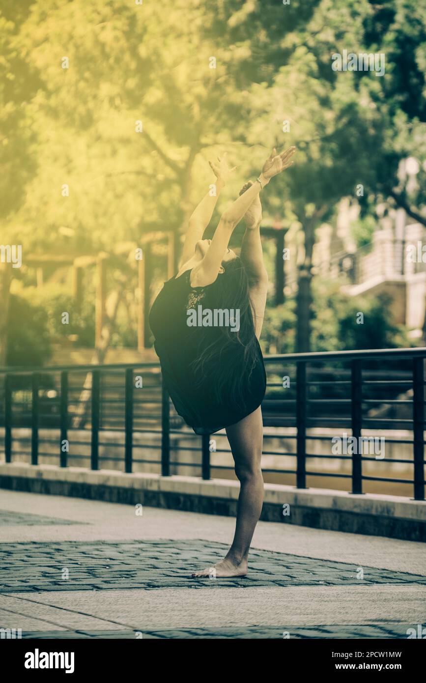 Barefooted ballet dancer dancing in the street Stock Photo - Alamy