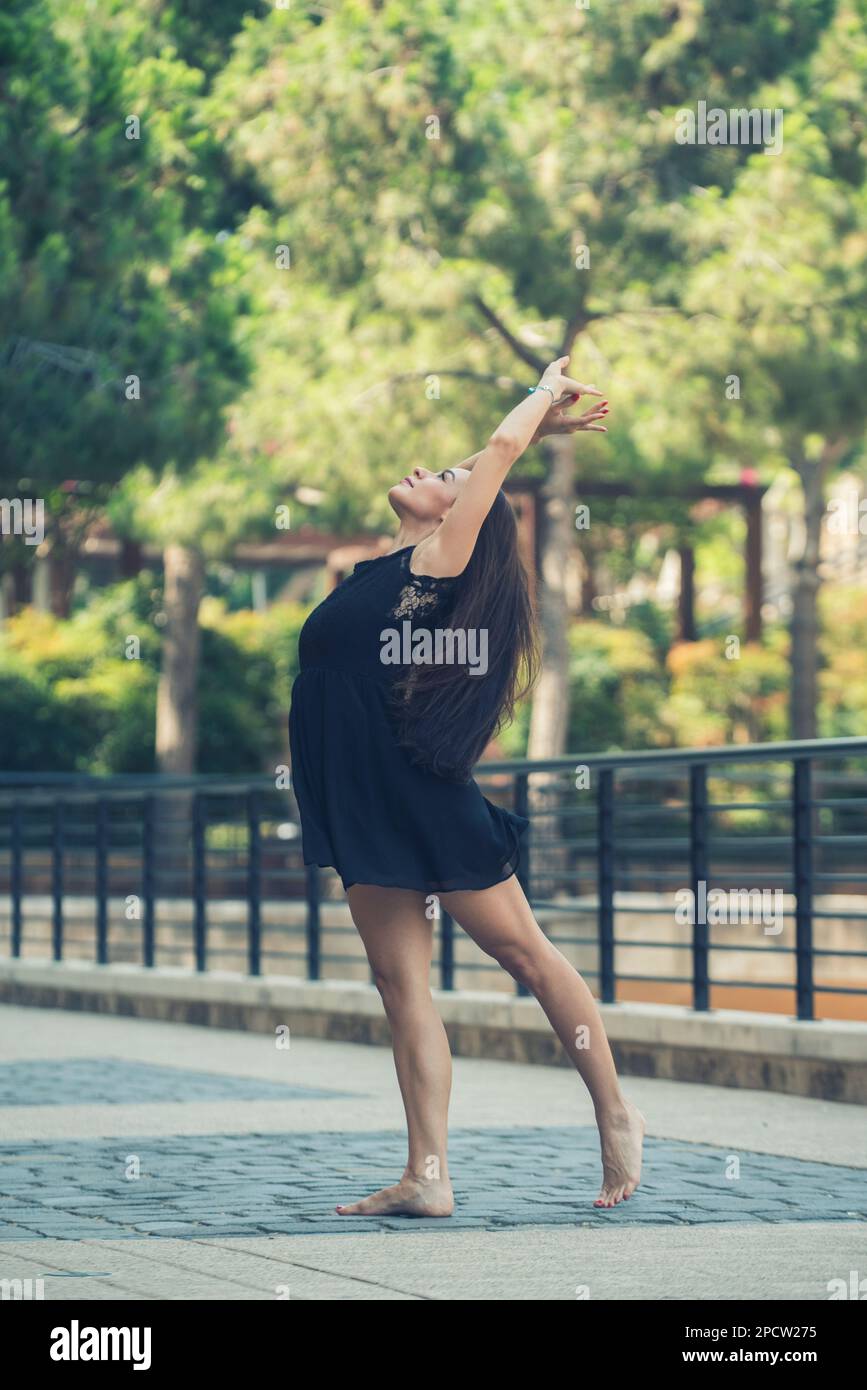 Barefooted ballet dancer dancing in the street Stock Photo - Alamy