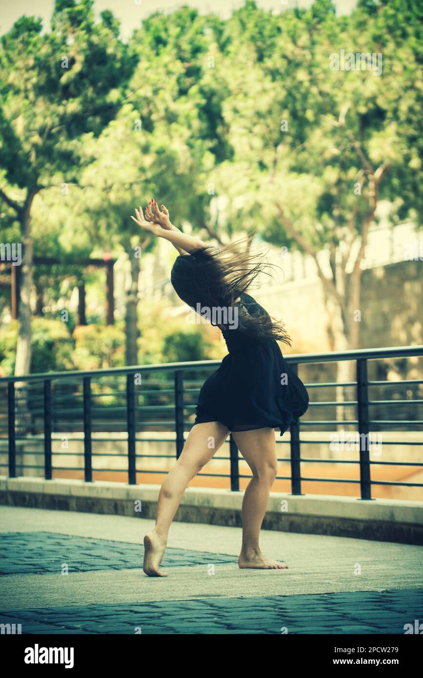 Barefooted ballet dancer dancing in the street Stock Photo - Alamy