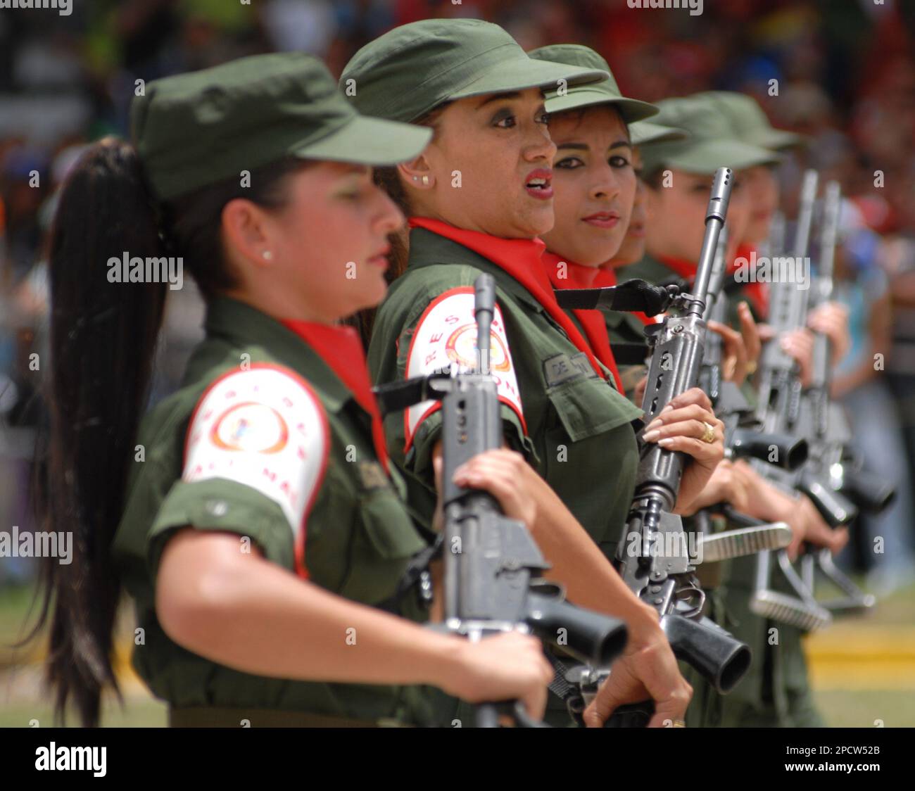 Venezuelan female soldiers carrying Russian made AK-103 assault rifles ...