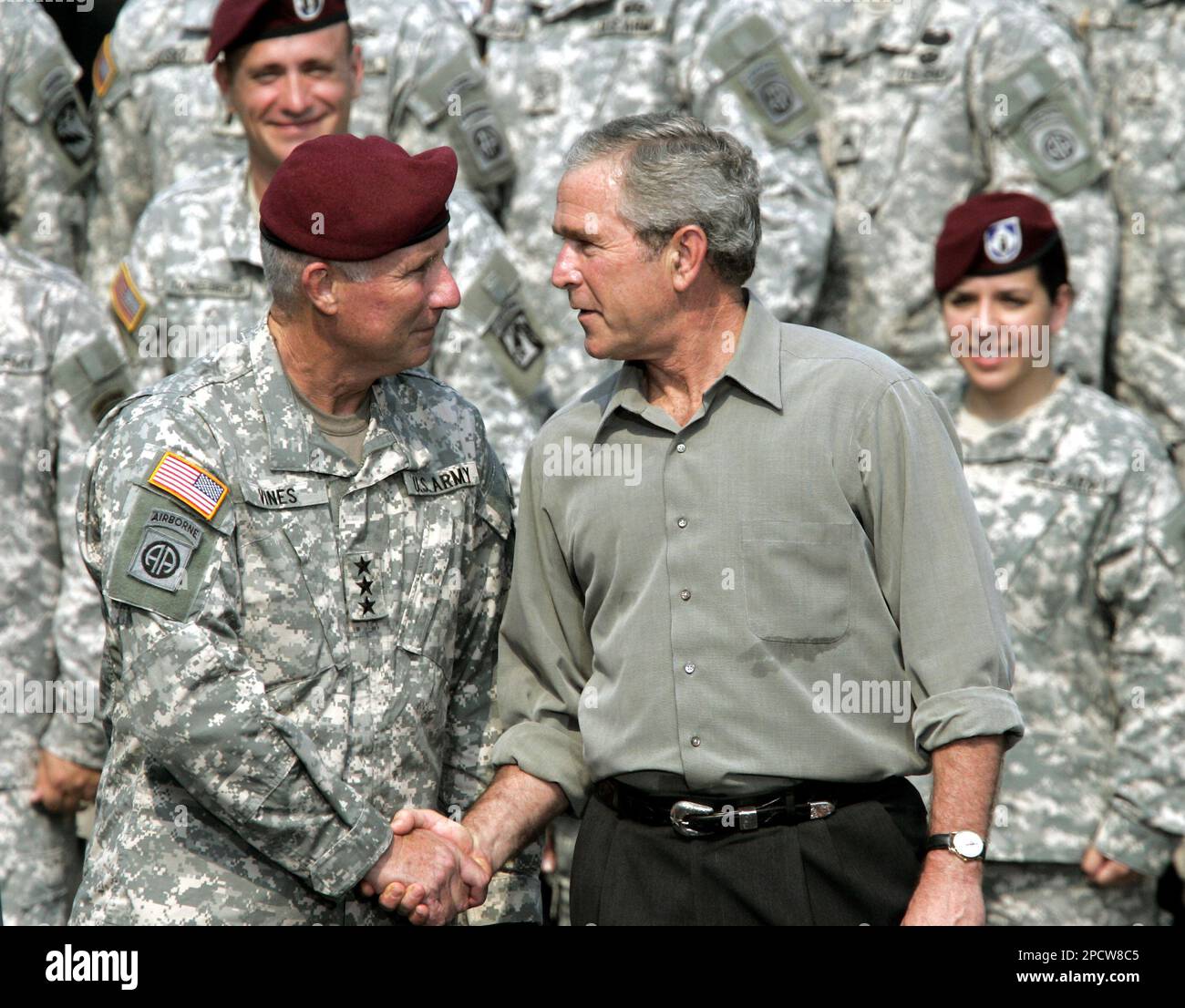 President Bush speaks with Lieutenant General John Vines, Commanding ...