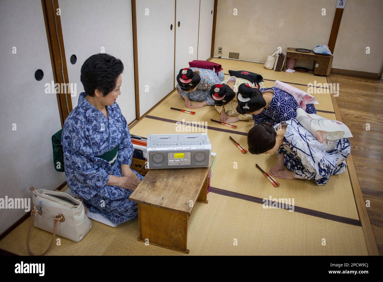Geishas and 'maikos' (geisha apprentice) in dance class. Geisha school ...