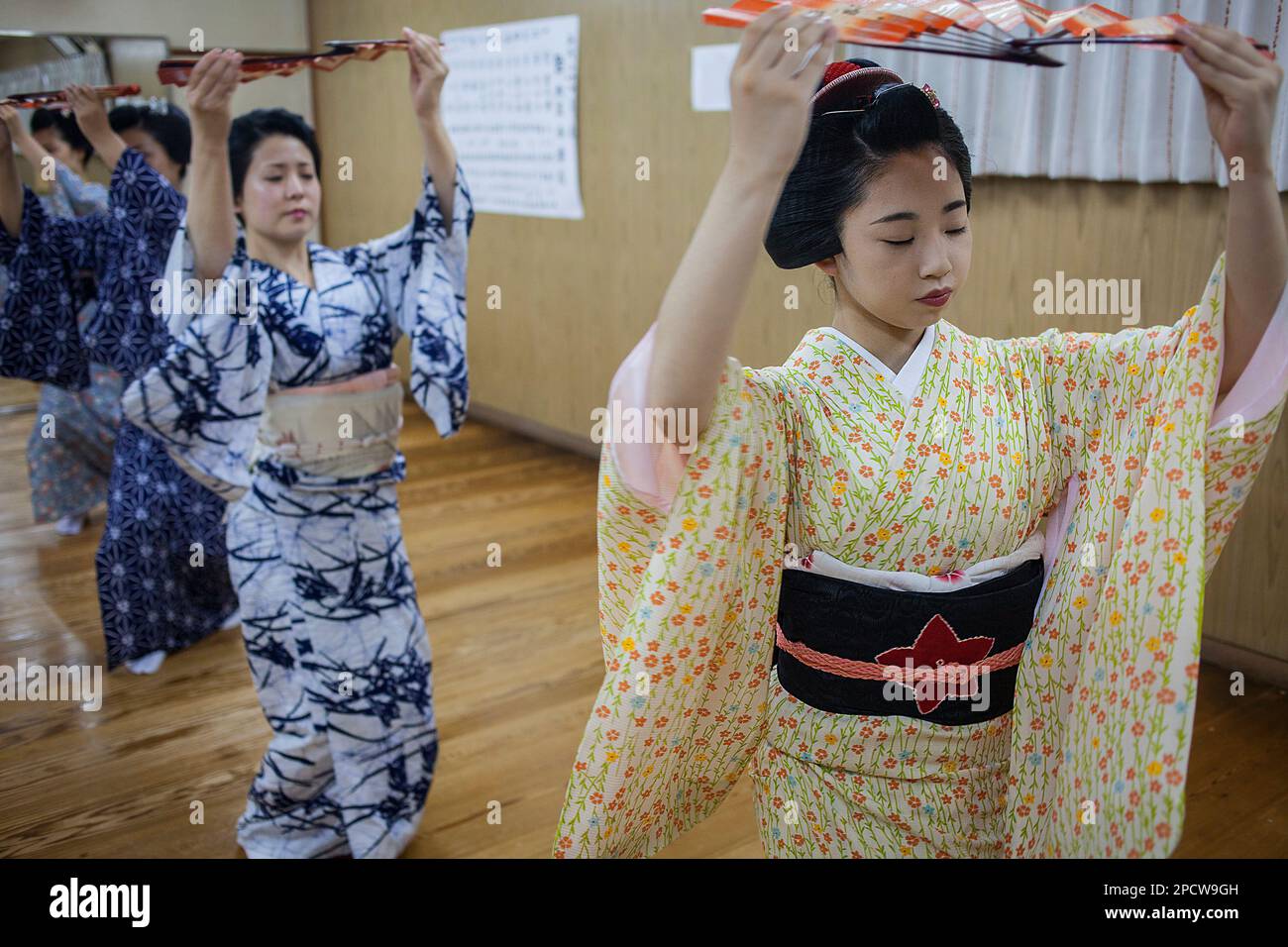 Geishas and 'maikos' (geisha apprentice) in dance class. Geisha school ...