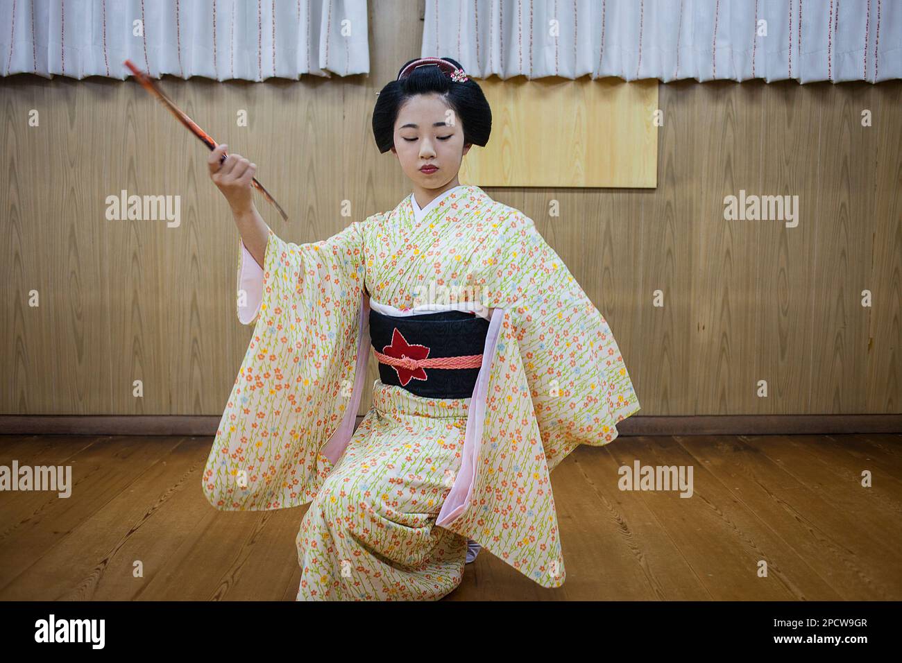 'maiko' (geisha apprentice) in dance class. Geisha school (kaburenjo ...