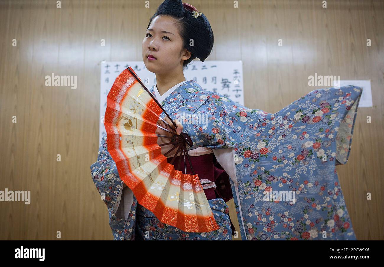 'maiko' (geisha apprentice) in dance class. Geisha school (kaburenjo ...