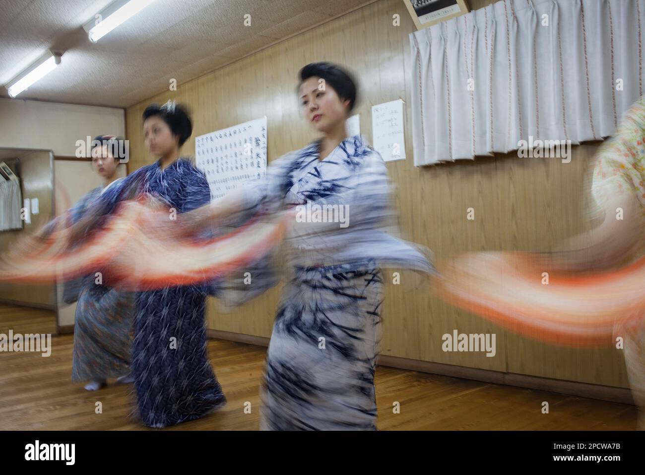 Geishas and 'maikos' (geisha apprentice) in dance class. Geisha school ...