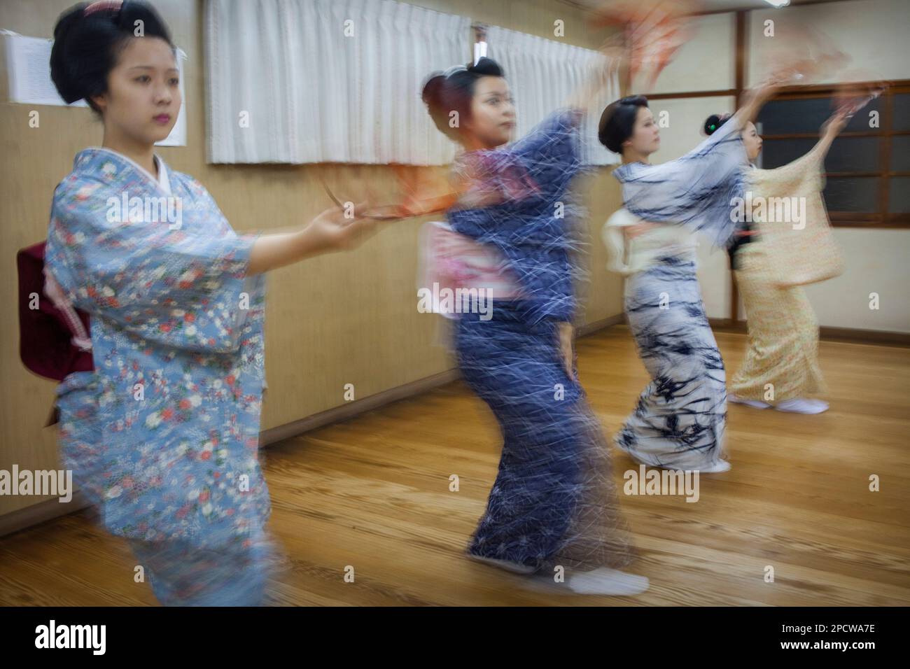 Geishas and 'maikos' (geisha apprentice) in dance class. Geisha school ...
