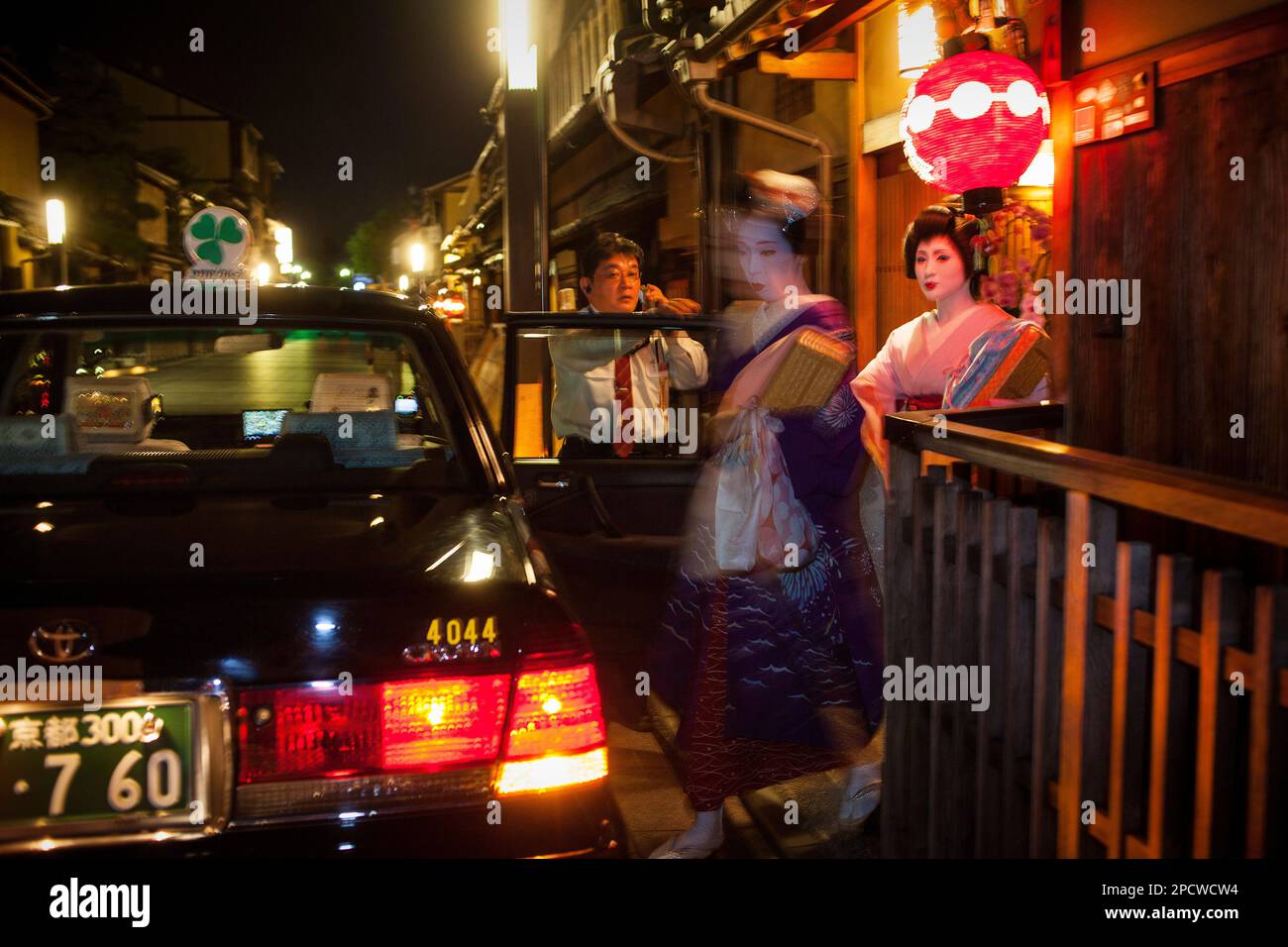 Geisha and 'maiko' (geisha apprentice) going to work. Hanamikoji dori ...