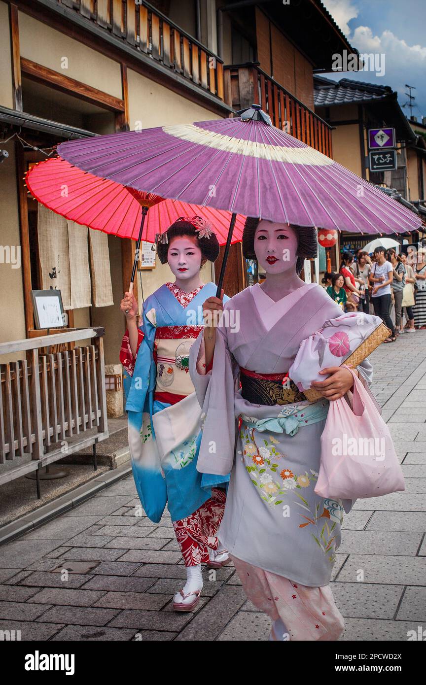 Geisha and 'maiko' (geisha apprentice) in Hanamikoji dori street.Geisha ...