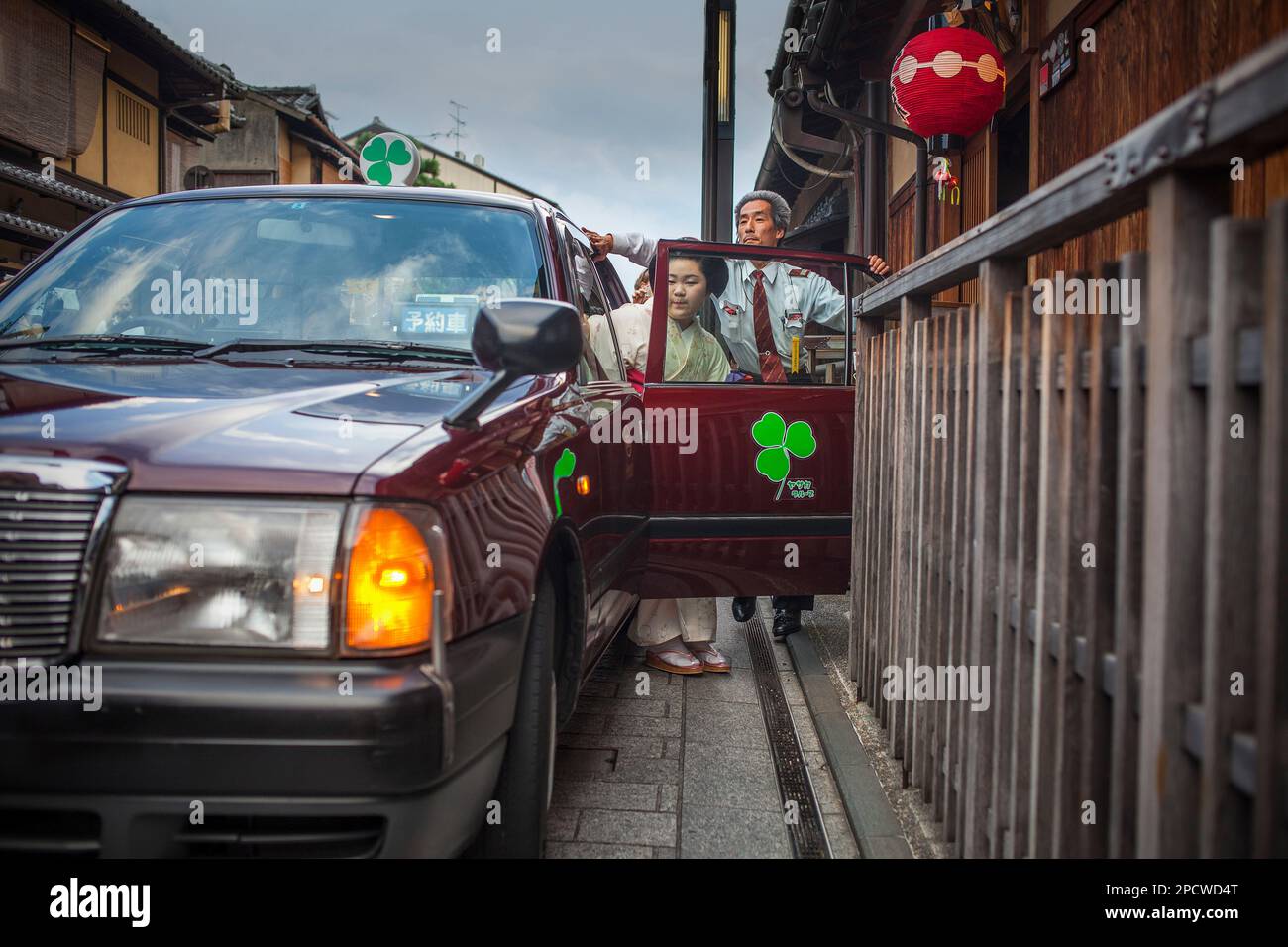 'maiko' (geisha apprentice) going to work. Taxi in Hanamikoji dori ...