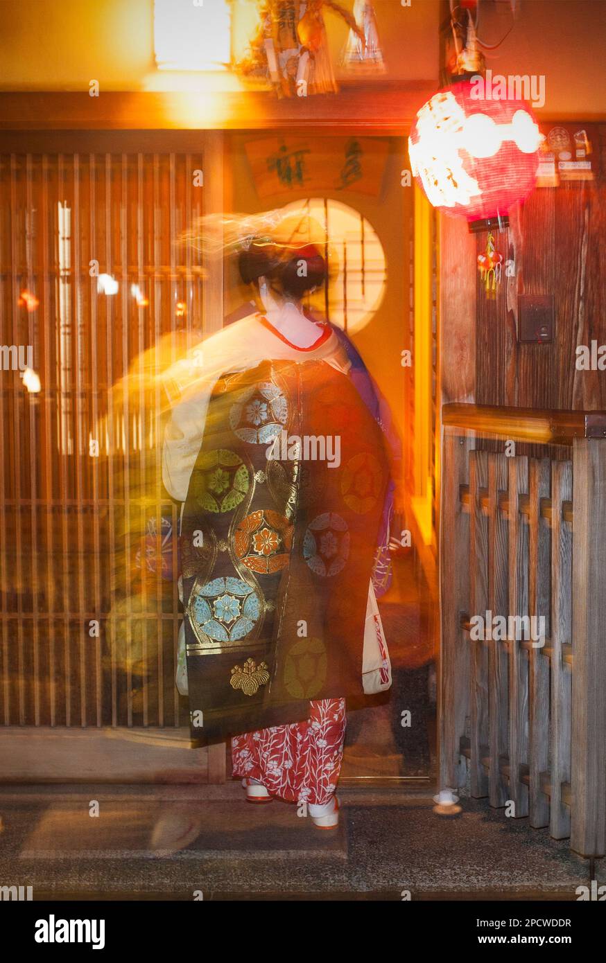 'maikos' (geisha apprentice). Ochata (Tea house) in Hanamikoji dori ...