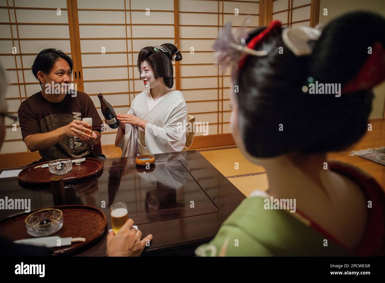 Fukuyu,geisha and Fukukimi,'maiko' (geisha apprentice) workimg in ...