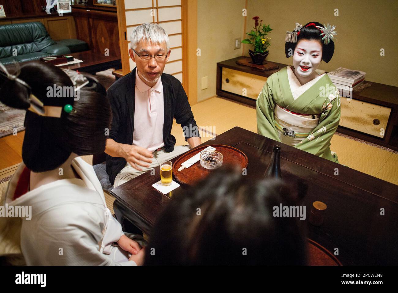 Fukuyu,geisha and Fukukimi,'maiko' (geisha apprentice) workimg in ...