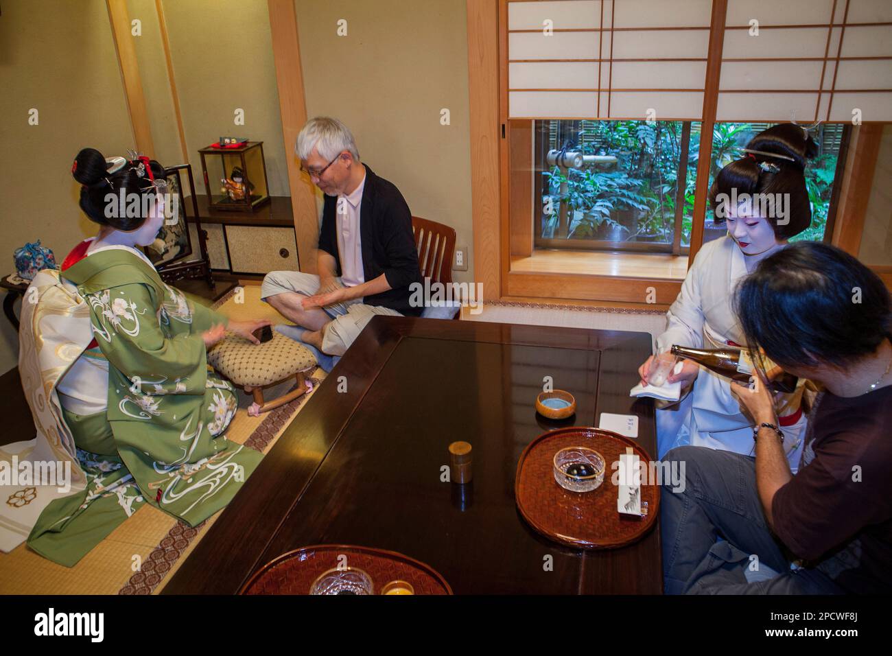 Fukuyu,geisha and Fukukimi,'maiko' (geisha apprentice) workimg in ...