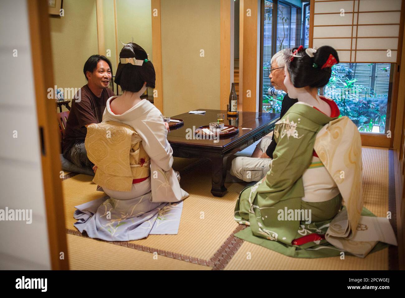 Fukuyu,geisha and Fukukimi,'maiko' (geisha apprentice) workimg in ...