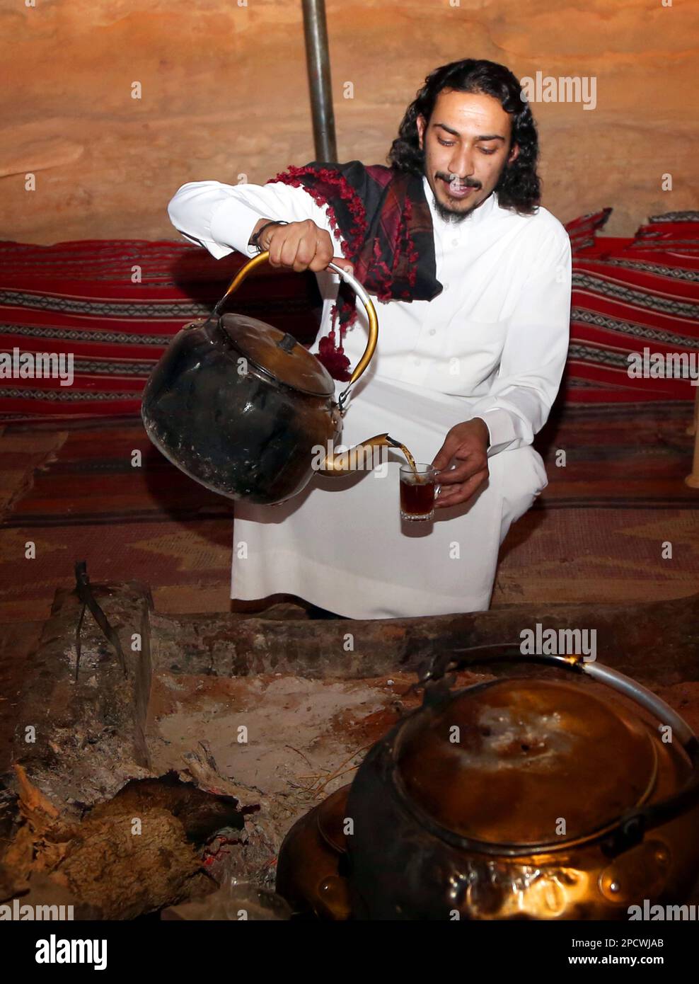 A Bedouin pouring tea in Wadi Rum Jordan Stock Photo - Alamy