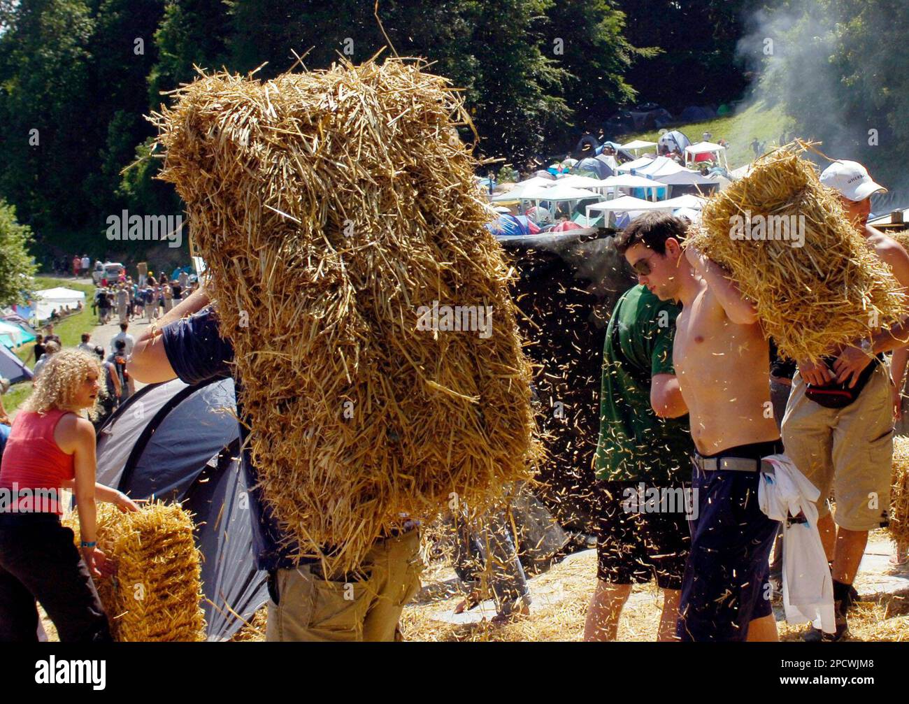 Schlafen im Stroh, ein Erlebis, das ebenfalls dazu gehoert, am Freitag, 30. Juni 2006, am 30. St ...