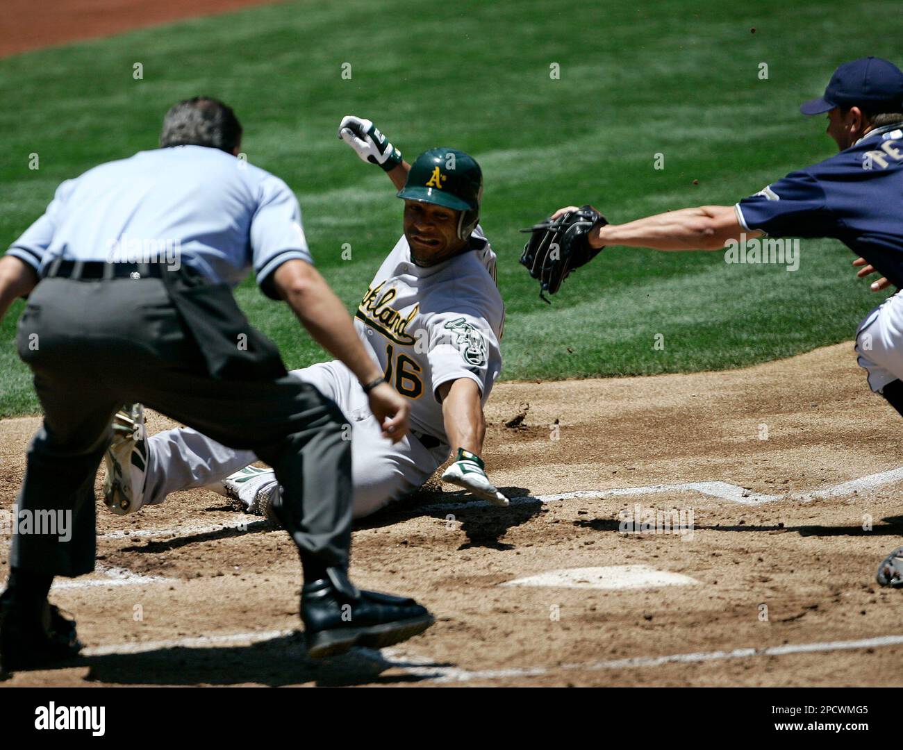 Oakland Athletics Jay Payton stretches to touch home plate and avoid ...
