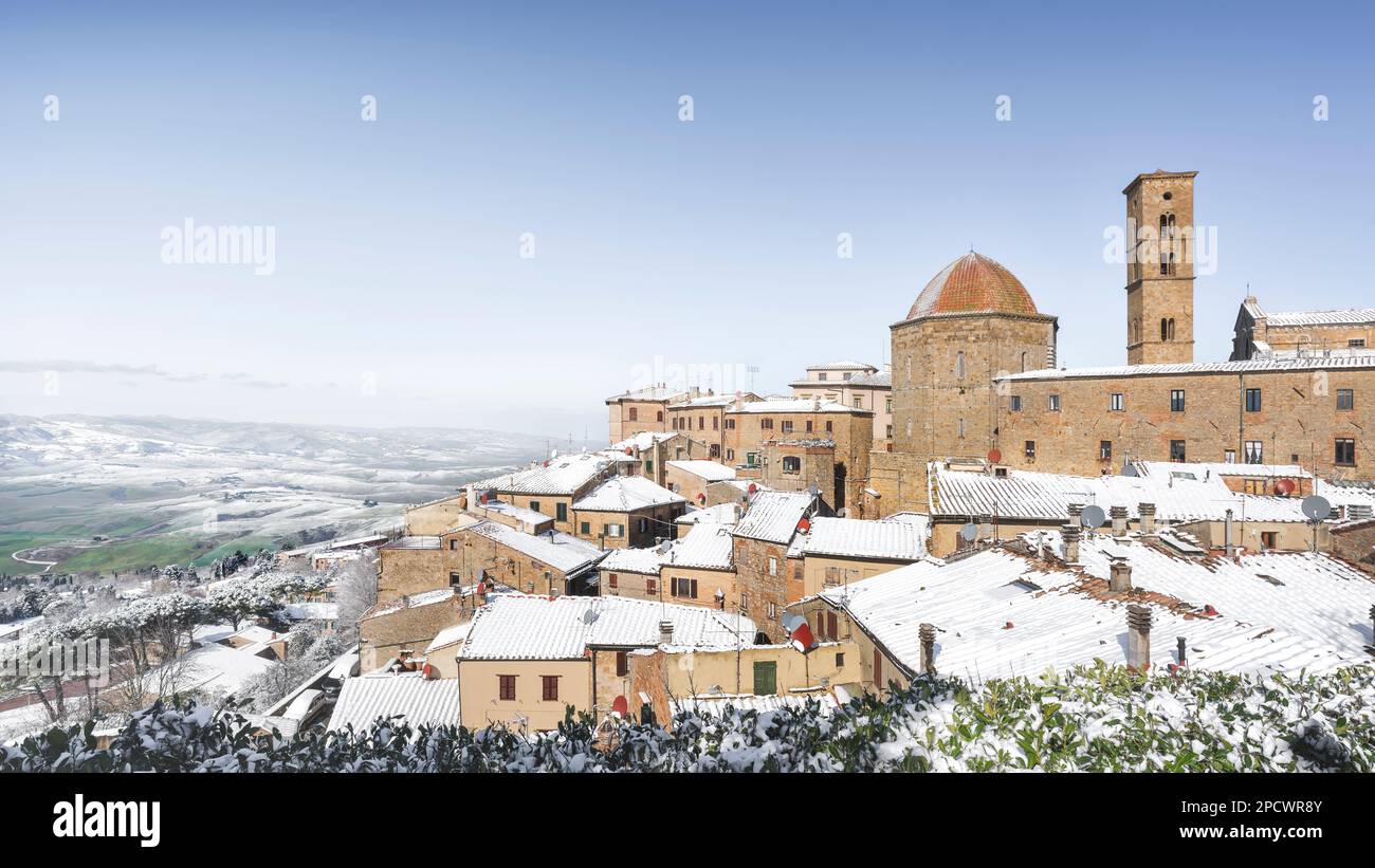 Pisa tower after winter snowfall hi-res stock photography and images ...