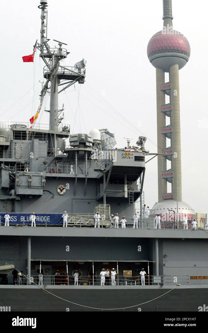 The flagship of the U.S. Navy's Pacific fleet USS Blue Ridge docking ...