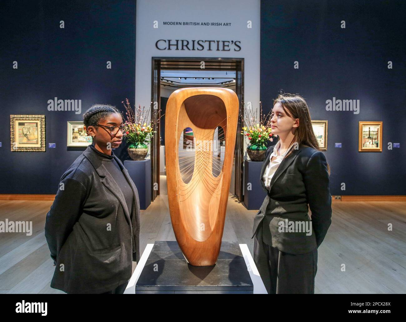 Barbara hepworth pierced form hi-res stock photography and images - Alamy