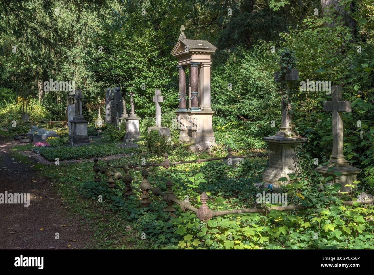 Graves and sculptures in the main cemetery, Frankfurt, Germany Stock ...