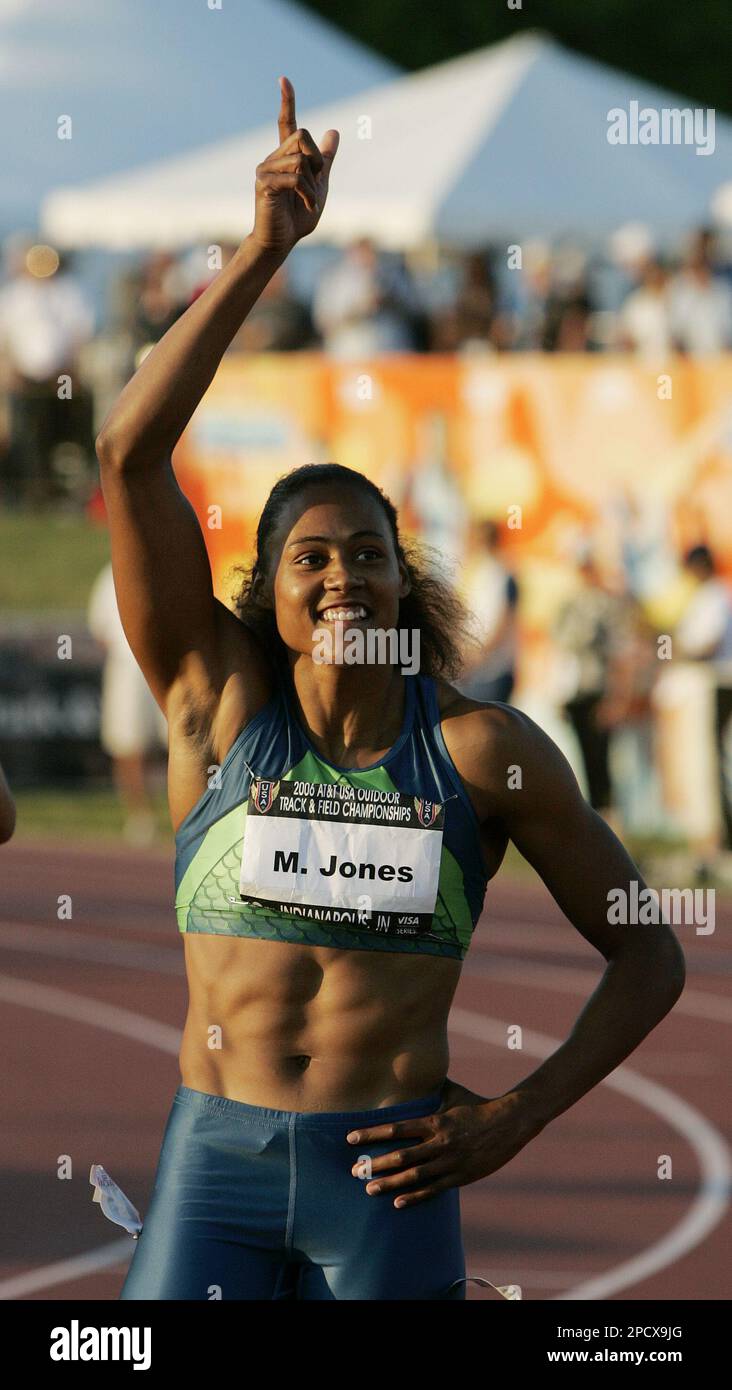 Marion Jones waves to the crowd after winning the women's 100-meter ...