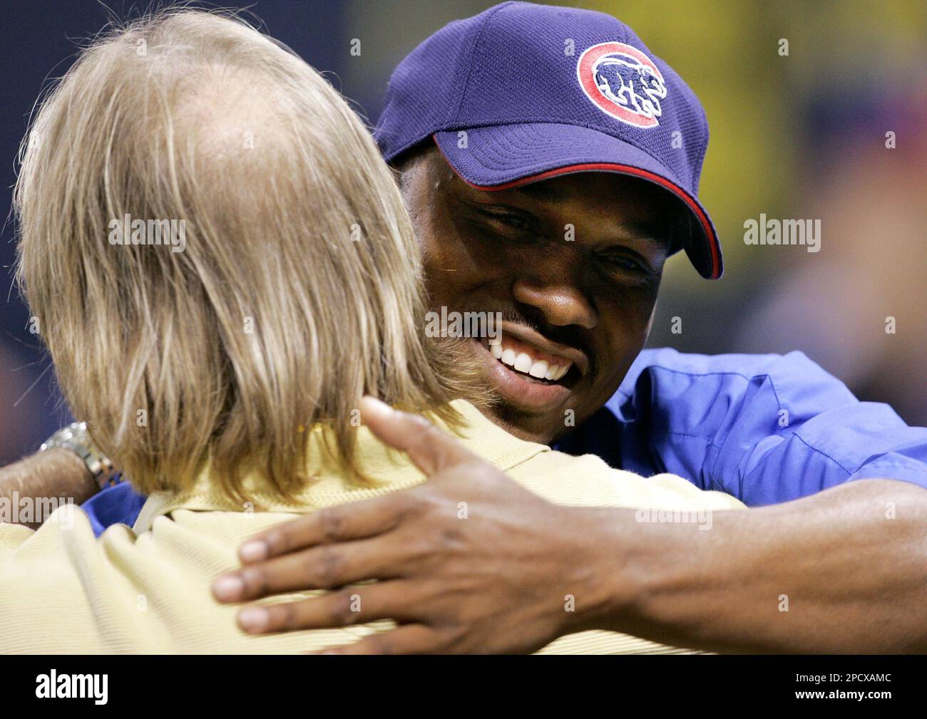 Former Minnesota Twins player Chicago Cubs' Jacque Jones, right, gets a ...