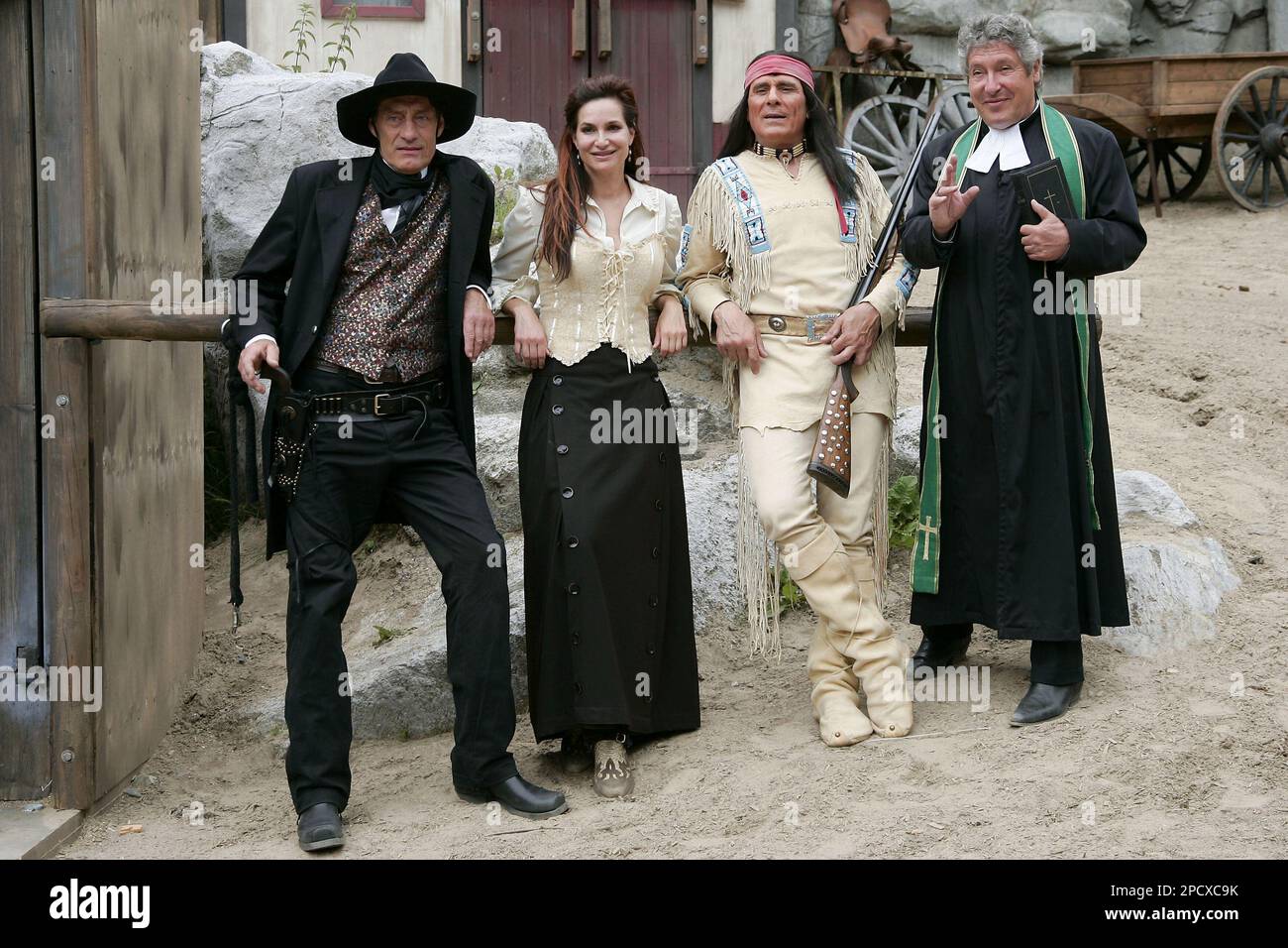 Die Schauspieler Winfried Glazeder, als Santer, Alexandra Kamp, als Dr ...