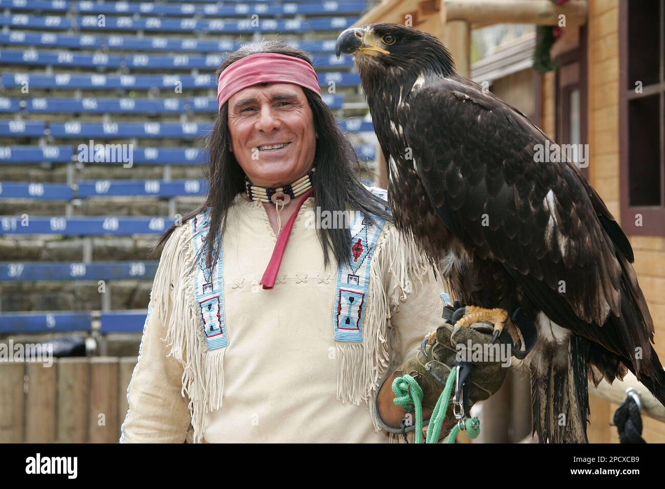 Der Schauspieler Gojko Mitic in der Rolle des Winnetou posiert mit ...