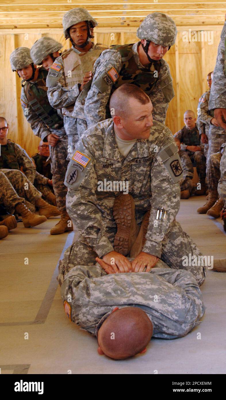 Sgt. John Moody, center, shows soldiers how to perform a "forced cell ...