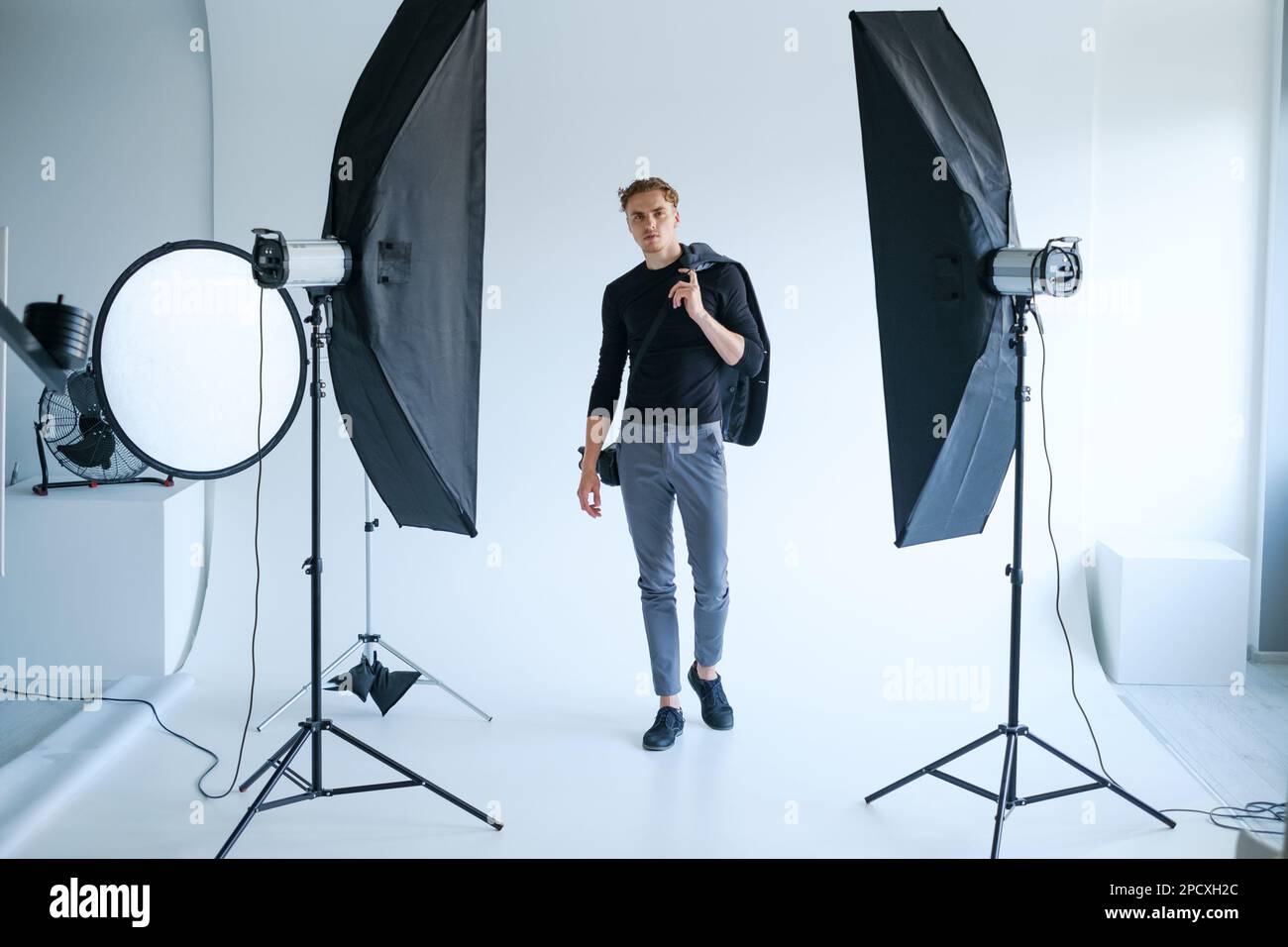 White photo shoot studio hi-res stock photography and images - Alamy