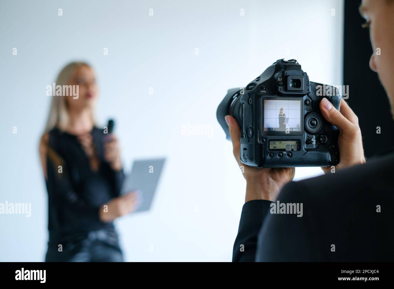 Tv presenter camera hi-res stock photography and images - Alamy