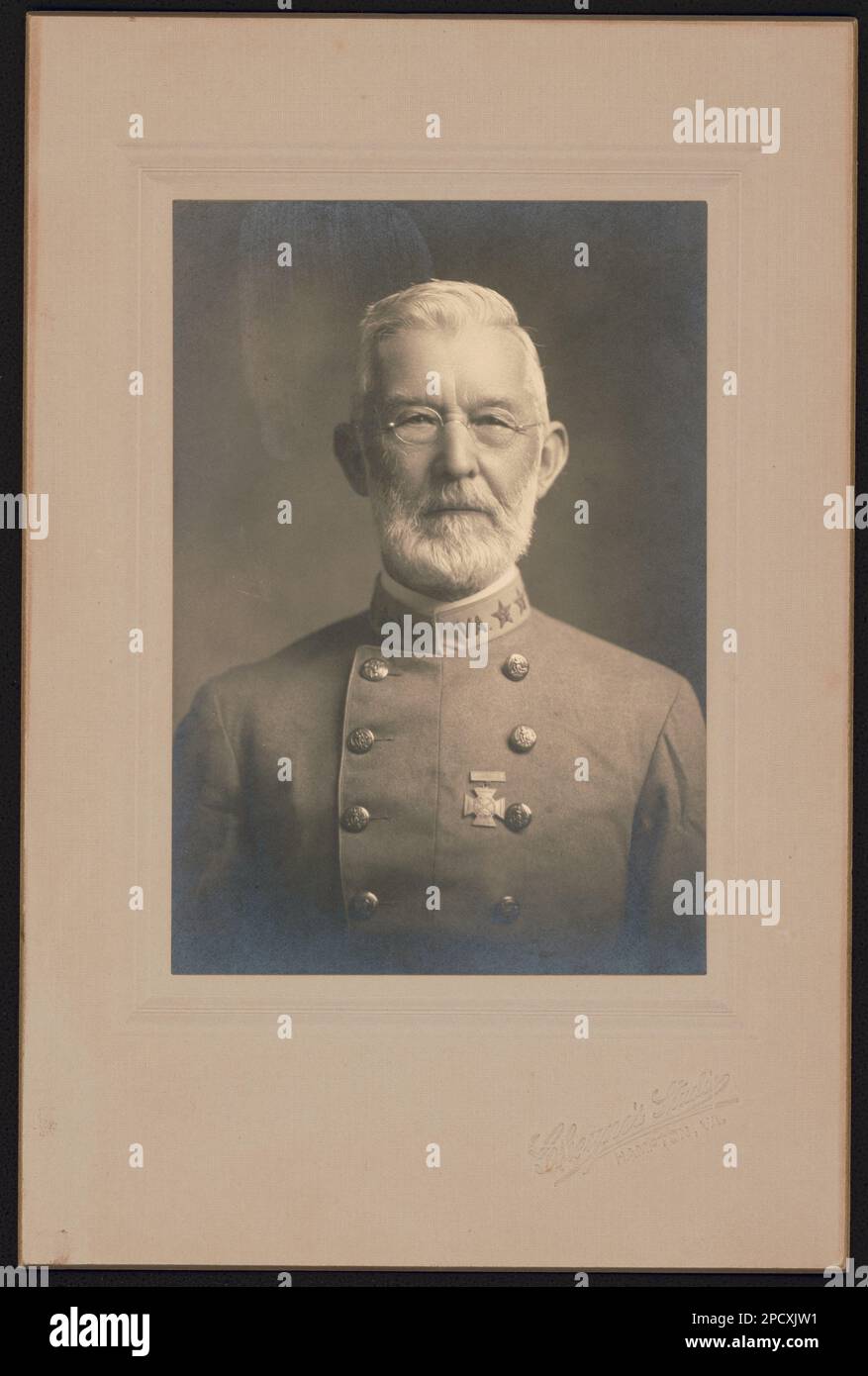 Unidentified Confederate veteran in United Confederate Veterans uniform ...